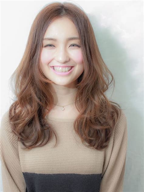 外国人風愛されミディ｜20代and30代におすすめ外国人風セミディ センターパート（ベージュイノセントカラー）｜＜ヘアサロン予約