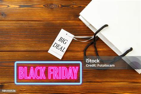 판매 태그와 나무 배경에 종이 가방 블랙 프라이데이 세일 이미지 가격에 대한 스톡 사진 및 기타 이미지 가격 가방 갈색 Istock