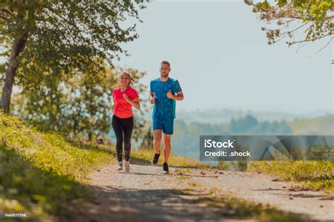 아름다운 햇볕이 잘 드는 숲 운동 및 피트니스 컨셉을 통해 시골 길에서 조깅하면서 건강한 라이프스타일을 즐기는 커플 20 24세에 대한 스톡 사진 및 기타 이미지 Istock