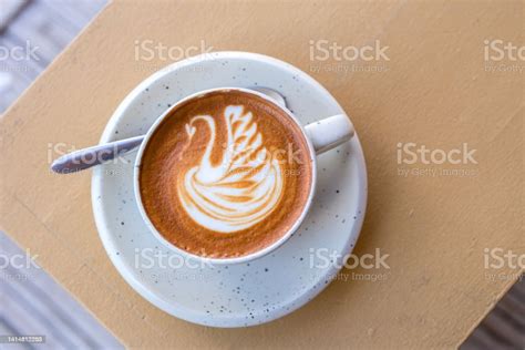 나무 테이블 배경에 흰색 컵에 라떼 뜨거운 커피의 최고 보기 0명에 대한 스톡 사진 및 기타 이미지 0명 갈색 기포 음료 Istock