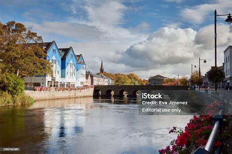 아일랜드 슬라이고에 있는 다채로운 건물과 유서 깊은 돌다리가 있는 그림 같은 강변 전망 도회지에 대한 스톡 사진 및 기타 이미지 Istock