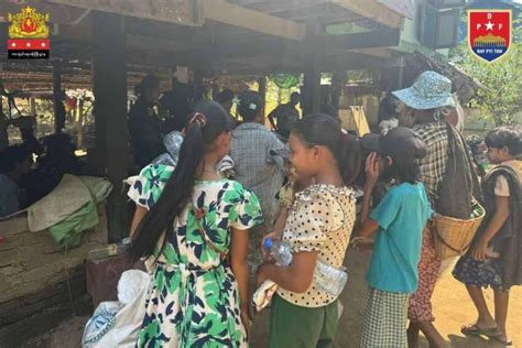 အလယ်ပိုင်းတိုင်းစစ်ဌာနချုပ် နေပြည်တော်တိုင်းစစ်ဌာနမှ ရဲဘော်များက ရေဘေးသင့်ပြည်သူများကို အခ