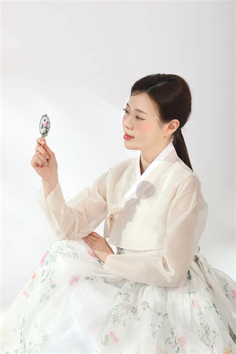 봄뷰티꽃들고 있는 한복입은 여성 사진 유토이미지 상세페이지 베이직샵 사진 21995155