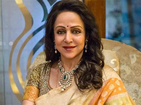 Hema Malini On Doing Romantic Scene Bollywood News