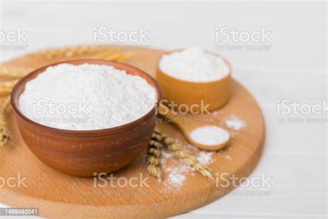 색깔이있는 배경에 밀 스파이크 렛이있는 나무 그릇에 밀가루를 평평하게 놓습니다 세계 밀 위기 0명에 대한 스톡 사진 및 기타 이미지 Istock