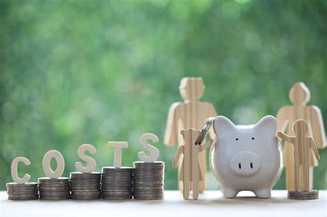 돼지 저금통과 자연 녹색 배경에 동전 돈의 스택 모델 가족 미래와 가족 금융 개념에 준비하기위한 돈을 절약 0명에 대한 스톡