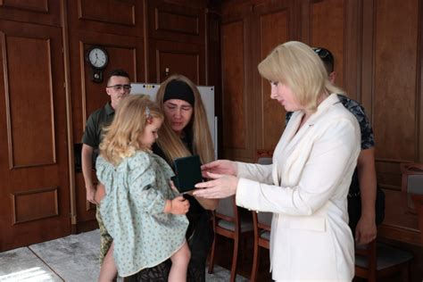 Сімї прикарпатця Василя Космірака що загинув на війні передали Орден За заслуги Еспресо Захід