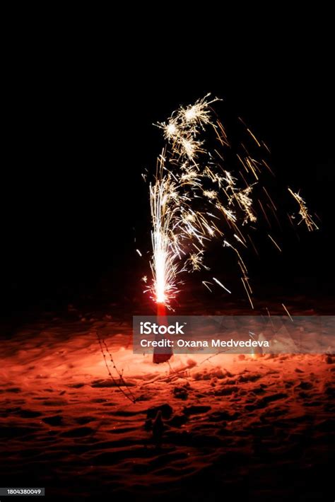 뒤뜰에서 불꽃놀이 밝은 축제 불꽃 놀이와 검은 배경에 폭죽 격리 공간 복사 가정 생활에 대한 스톡 사진 및 기타 이미지 가정