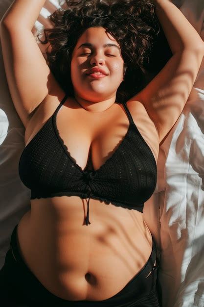 Premium Photo Curvy Woman Enjoying Sunlight In Bikini