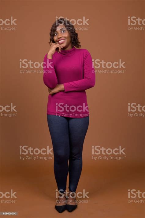 색 배경 보라색 긴 팔된 셔츠를 입고 젊은 아름 다운 아프리카 여자의 스튜디오 촬영 20 29세에 대한 스톡 사진 및 기타 이미지 20 29세 25 29세 갈색 배경