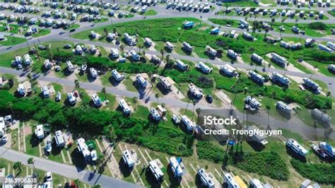 대형 Rv 공원 캠프장 레크리에이션 차량 트레일러 보트 사우스 파드레 섬 해변의 키 큰 야자수 걸프 코스트 해안선 공중 전망 캠핑카 전원 연결 텍사스가있는베이스 캠프의 긴