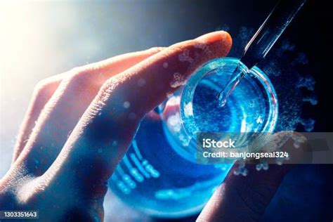 화학 실험실 배경 과학 실험실 연구 및 개발 개념에서 실험실 유리 제품 및 테스트 튜브로 플라스크를 들고 있는 과학자의 손 유리잔에 대한 스톡 사진 및 기타 이미지 Istock