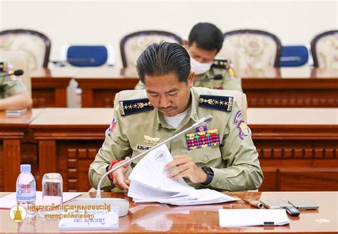 ក្រសួងមហាផ្ទៃ បើកកិច្ចប្រជុំពិនិត្យពិភាក្សាលើការកែសម្រួលអនុក្រឹត្យ ស្តីពីឯកសណ្ឋាន ស្លាកសញ្ញា