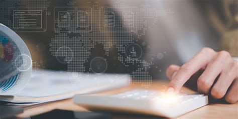 계산기로 회사 재무 문서의 수치를 계산하는 회계사회사 재무 데이터 분석예산 평가 및 검토 계획재무 및 투자의 개념연간 세금 검사 보기에 대한 스톡 사진 및 기타 이미지