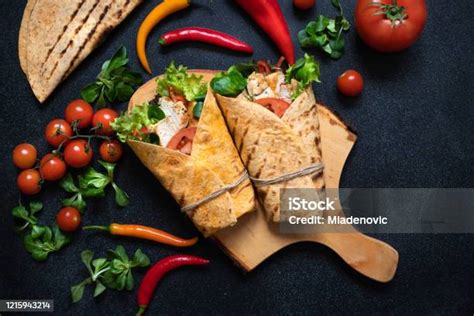 구운 닭고기와 신선한 채소를 나무 도마에 담아 만든 멕시코 옥수수 토르티야 랩 식이 건강 한 요리입니다 검은 색 배경 플랫 레이 복사 공간 0명에 대한 스톡 사진 및 기타