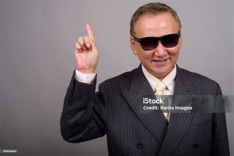 회색 배경 멋진 찾고 선글라스를 착용 하는 성숙한 아시아 실업가의 스튜디오 샷 남자에 대한 스톡 사진 및 기타 이미지 남자 선글라스 스튜디오 촬영 Istock