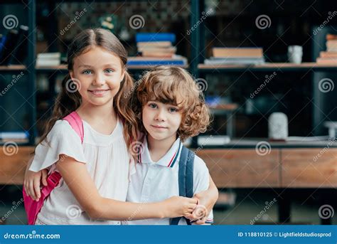 Abbraccio Adorabile Della Sorella E Del Fratello Piccolo Immagine Stock