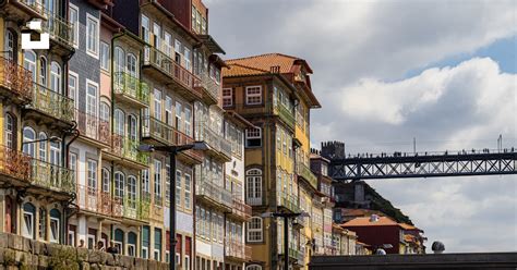 다채로운 건물들이 줄지어 늘어서 있다 사진 Unsplash의 무료 포르투갈 이미지