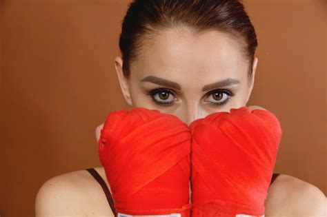 매력적인 젊은 백인 여성은 권투 붕대를 손에 감싸고 얼굴을 가리는 카메라를 응시합니다 여성 레슬링 개념 피트니스 및 여성 단일 전투 가까운에 대한 스톡 사진 및 기타 이미지