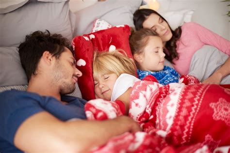 Família Dormindo Juntos Na Cama Foto Grátis