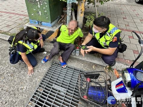 八旬老翁豔陽快車道推車危險萬分 警助解圍 Beanfun