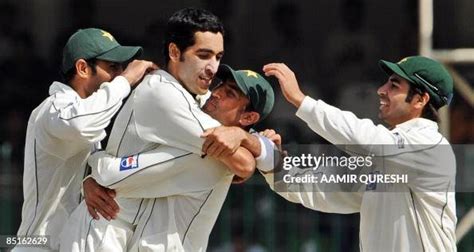 Pakistani Cricketer Umar Gul Celebrates With Team Captain Younus Khan