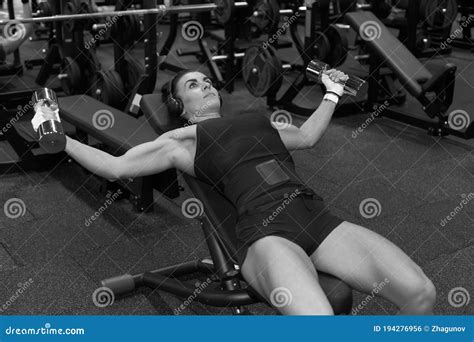 Gimnasia Joven En El Gimnasio Haciendo Ejercicios Foto De Archivo Imagen De Plano Lifestyle