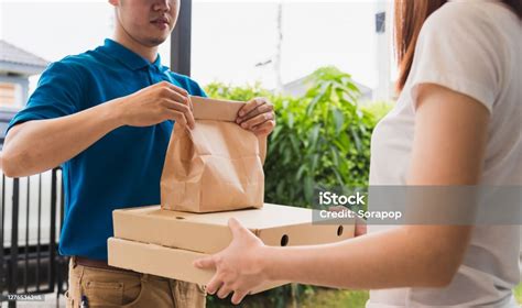 배달 익스프레스 택배 청년 주는 종이 봉투 패스트 푸드와 피자 상자 받는 여자 고객에 게 받기에 대한 스톡 사진 및 기타 이미지