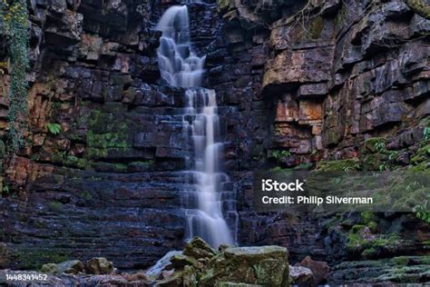 바위 위로 흐르는 밀 길 포스 폭포 아스크리그 웬슬리데일 요크셔 데일스 국립공원 노스요크셔 잉글랜드 영국 0명에 대한 스톡 사진