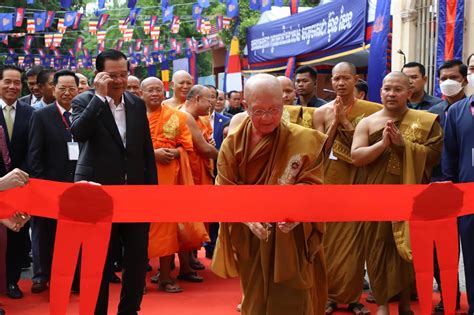 សម្ដេចតេជោ ហ៊ុន សែន ណែនាំឲ្យកែតម្រូវបទចម្រៀងអបអរសាទរសម្ពោធអាគារសិក្សាថ្មី