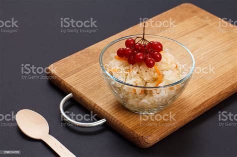 검은 색 배경에 유리 그릇에 허브와 향신료를 발효 양배추 0명에 대한 스톡 사진 및 기타 이미지 0명 갈기갈기 찢어진