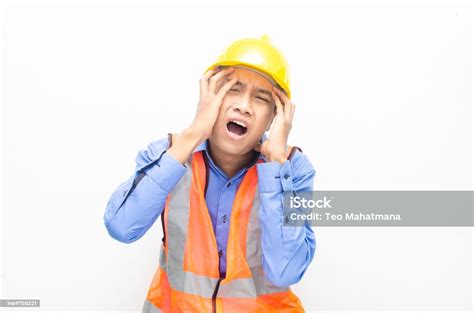 분노하고 화나고 슬프고 화난 표정을 가진 아시아 남성 건설 노동자는 파란색 셔츠 주황색 조끼 노란색 안전 헬멧을 착용합니다 과로 개념 Diy에 대한 스톡 사진 및 기타