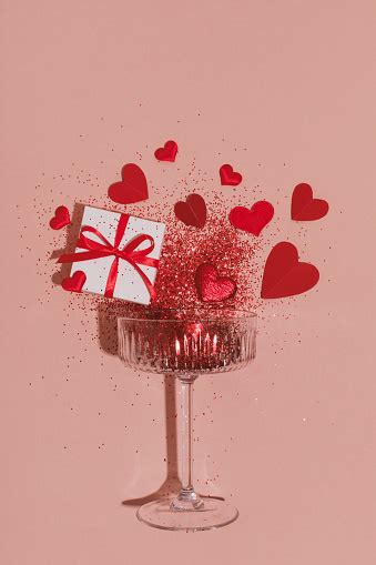 샴페인 잔과 선물 상자 그리고 발렌타인 데이를 위한 빨간 하트 미적 개념 카드 0명에 대한 스톡 사진 및 기타 이미지 0명 개념 공휴일 Istock