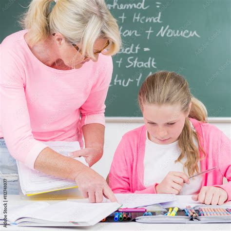 Lehrerin Erklärt Einer Schülerin Aufgaben Foto De Stock Adobe Stock