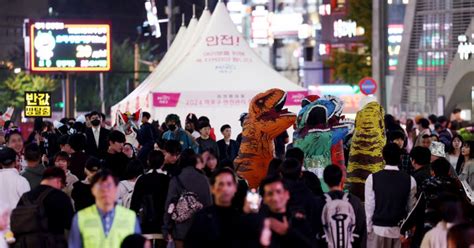 인파로 붐비는 핼러윈데이 홍대거리