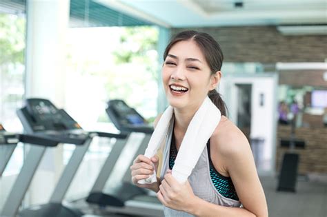 피트 니스 클럽에서 젊은 매력적인 아시아 여자 들고 직물의 초상화 운동 개념으로 여자입니다 강사에 대한 스톡 사진 및 기타 이미지 Istock