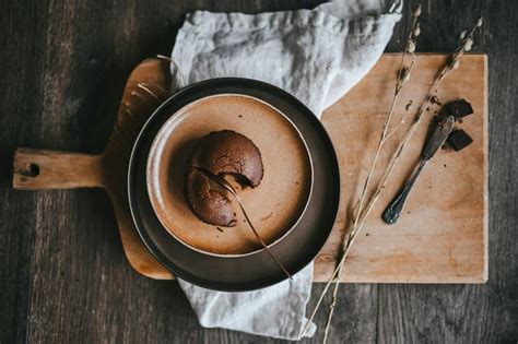 스테인레스 스틸 포크와 나이프 옆에 검은 접시에 초콜릿 케이크 사진 Unsplash의 무료 음식 이미지