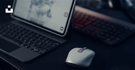 흑인과 백인 로지텍 무선 컴퓨터 마우스 옆에 검은 노트북 컴퓨터 사진 Unsplash의 무료 İ스탄불 이미지