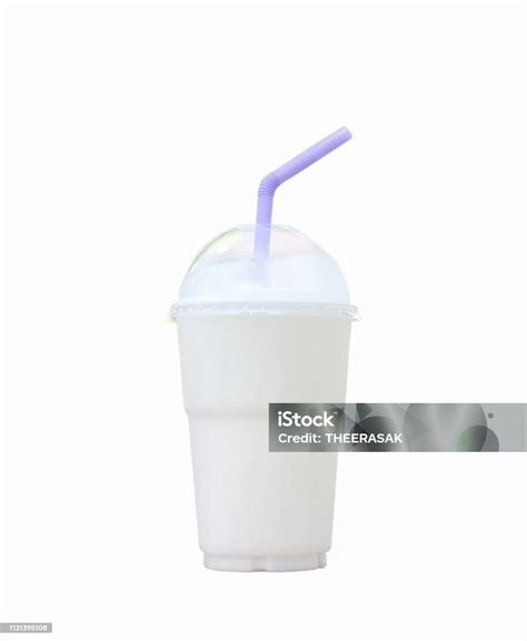น้ํามะพร้าวปั่นในแก้วพลาสติกแยกพื้นหลังสีขาว ภาพสต็อก ดาวน์โหลดรูปภาพตอนนี้ กะทิ การถ่ายภาพ