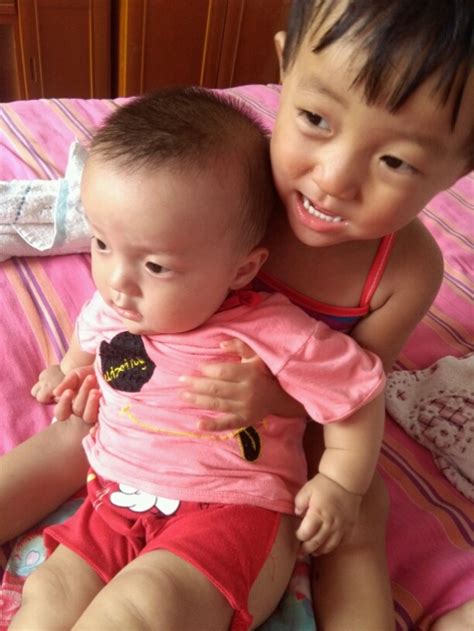 天真的姐妹俩 幼儿护理 育儿论坛 育儿网