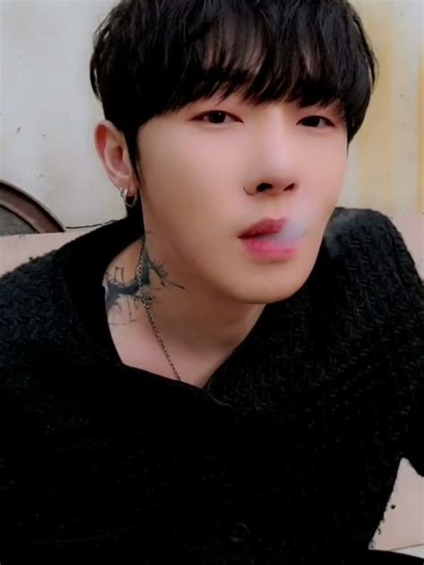 케이 밖에서 담배 필 때 습관 Youtube