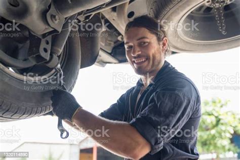 자동 서비스 개념입니다 작업장에서 자동차 정비사 남성 자동차 진단 검사 자동차 자동차 서비스 수리 유지 보수 20 24세에 대한 스톡 사진 및 기타 이미지 Istock