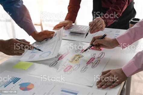 사무실 계획 목표 또는 임무에 대한 비즈니스 회의와 전략 및 재무 분석이 있는 책상에서 팀웍 협업 팀워크에 대한 스톡 사진 및 기타 이미지 Istock