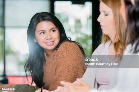 강의 중에 급우 들과 함께 이야기 하는 꽤 히스패닉계 대학생 교사 교육 관련 직업에 대한 스톡 사진 및 기타 이미지 교사 교육 관련 직업 교육 다민족 그룹 Istock