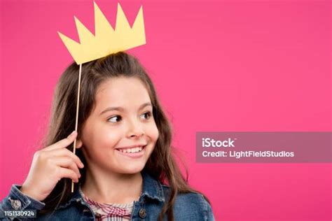 사랑 스러운 행복 한 아이 지주 왕관 파티 막대기와 멀리 고립 된 분홍색 미소에 대한 스톡 사진 및 기타 이미지 미소 백인종 분홍 Istock