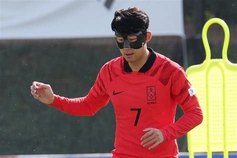 월드컵 손흥민 첫날부터 뛰었다 7번 마스크 쓰고 훈련 돌입 종합 전북제일신문