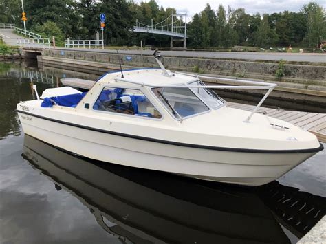 1984 Flipper 510 Ht White Boat Docked
