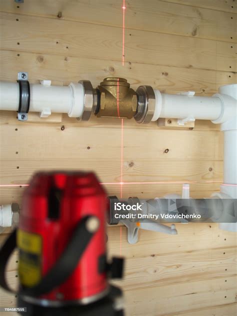 보일 러 실에서 레이저 레벨과 함께 중력가 열 시스템 장비를 장착 순환 펌프 스톱 콕 수도 꼭지 리턴 밸브 폴 리 프로필 렌 튜브 및 레이저 레벨 가정 생활에 대한 스톡