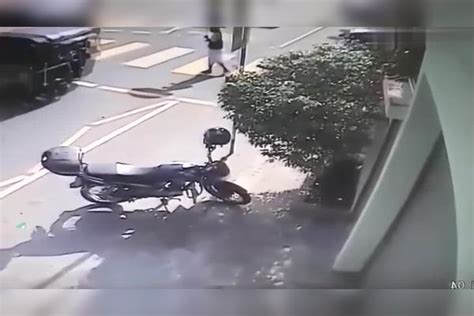 白裙女子小心翼翼横穿马路，无奈她难逃厄运惨遭横祸厄运女子