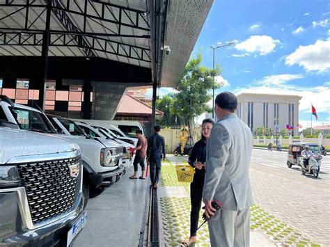 លោក ចាប ឌីណា ចុះត្រួតពិនិត្យទីតាំងលក់រថយន្តនៅតាមបណ្តោយមហាវិថីសហព័ន្ធរុស្សុី